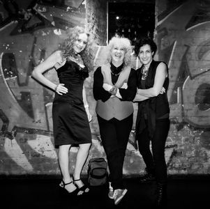 Book Vix and the Slick Chix - Cover Band, Maleny