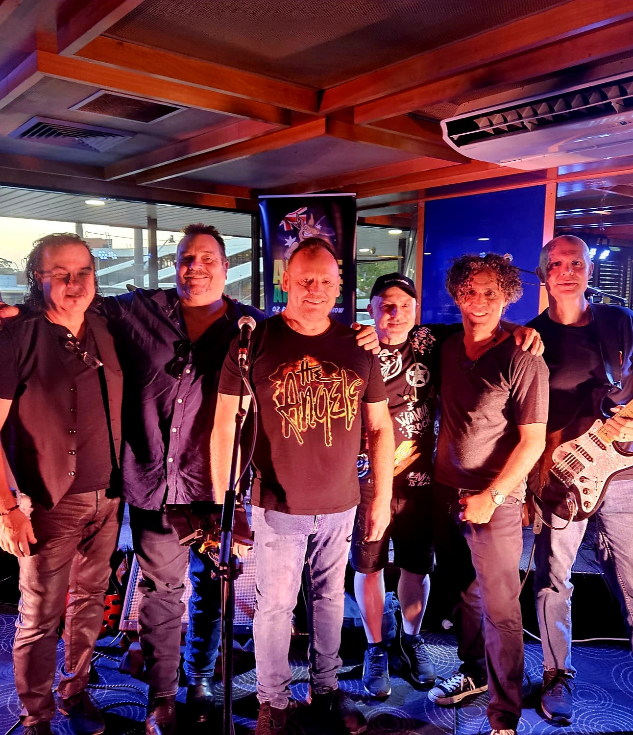 Book AUSSIE ANTHEMS - OZ ROCK TRIBUTE SHOW - Aussie Rock Band, Sydney