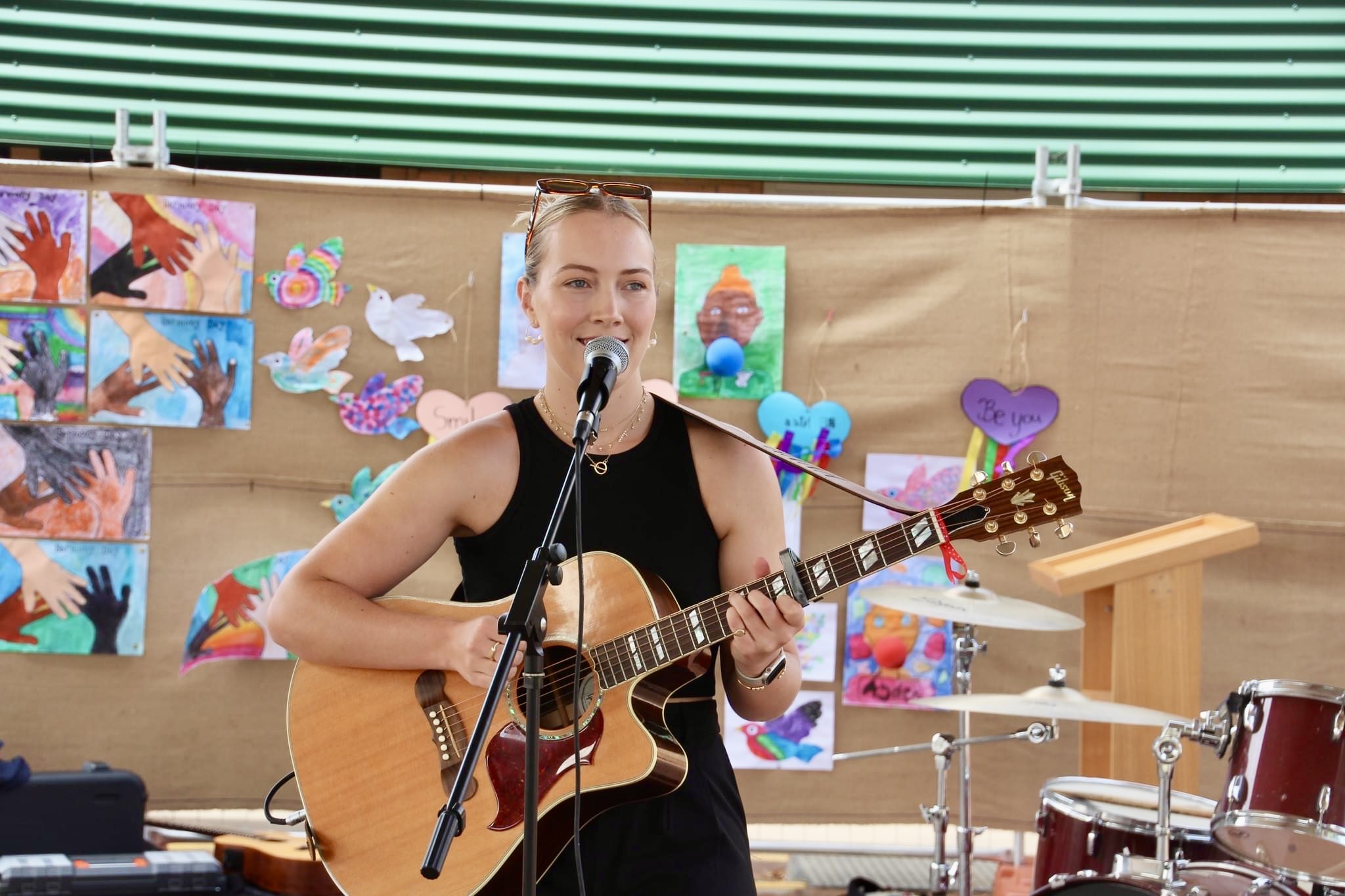 Book Singer and guitarist - Acoustic Musician, Darwin