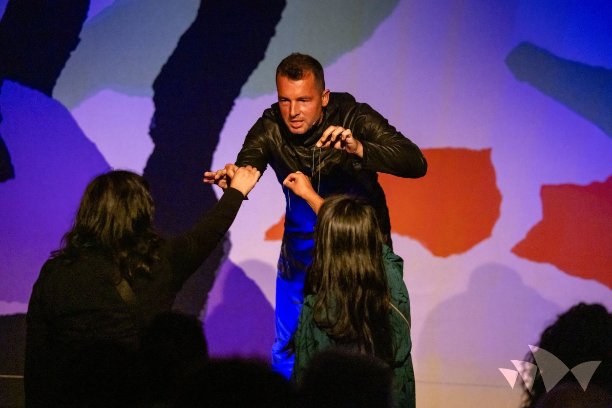 Book Adam Axford MAGICIAN MENTALIST MINDREADER - Magician, Sydney