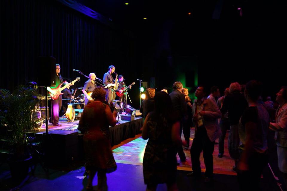Book Slow Train Coming - Cover Band, Toowoomba