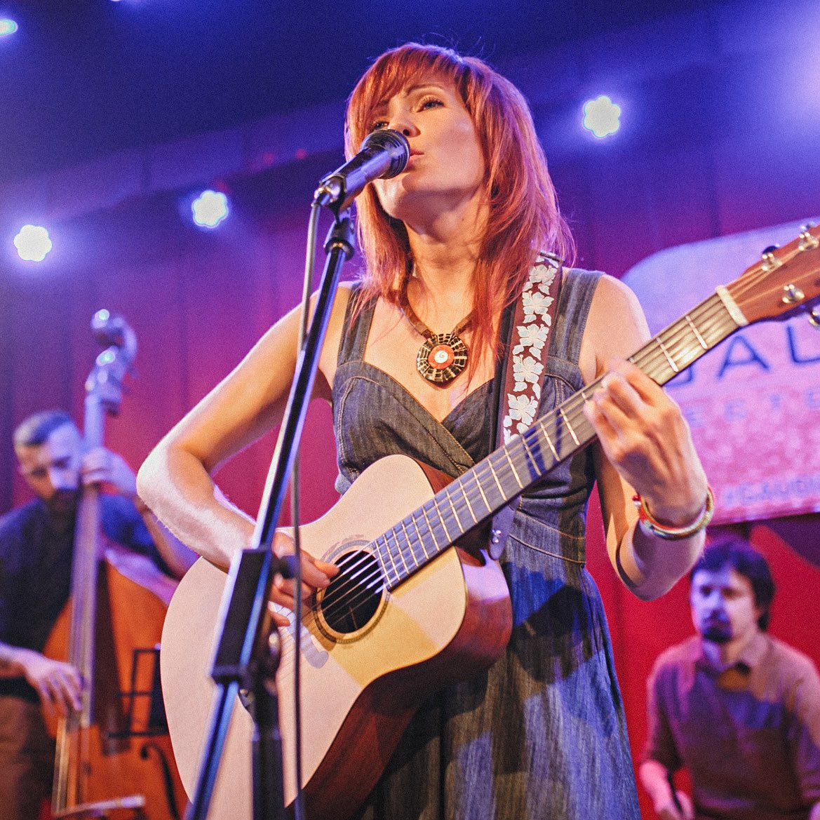 Book Innessa - Acoustic Musician, Sunshine Coast