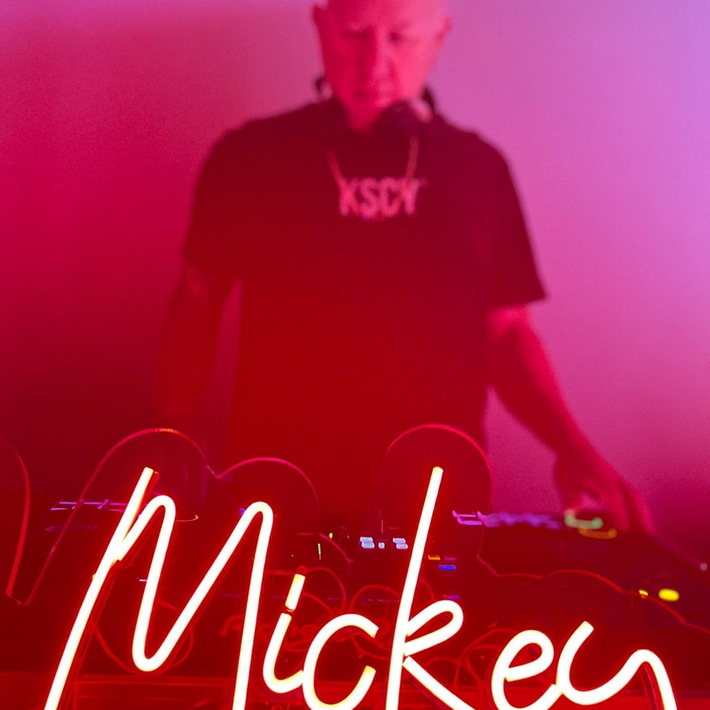 Book Dj Mickey B - DJ, Beaconsfield