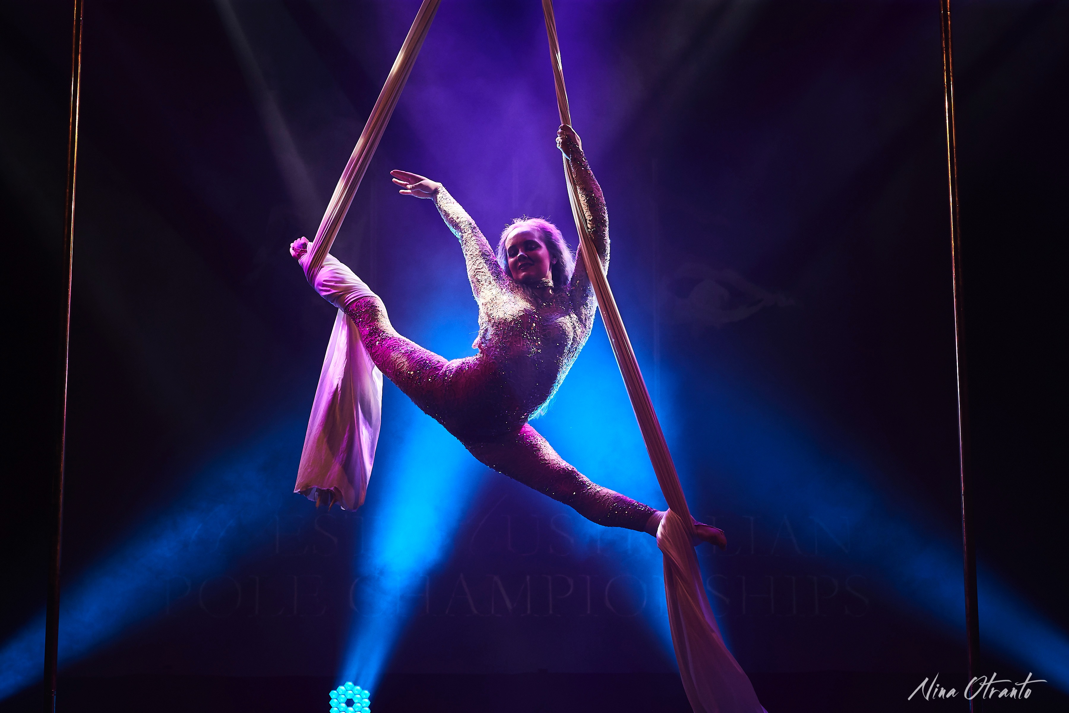 Book Aerial Artist, Contortionist, Pole Dance artist, Hula Hoop ...