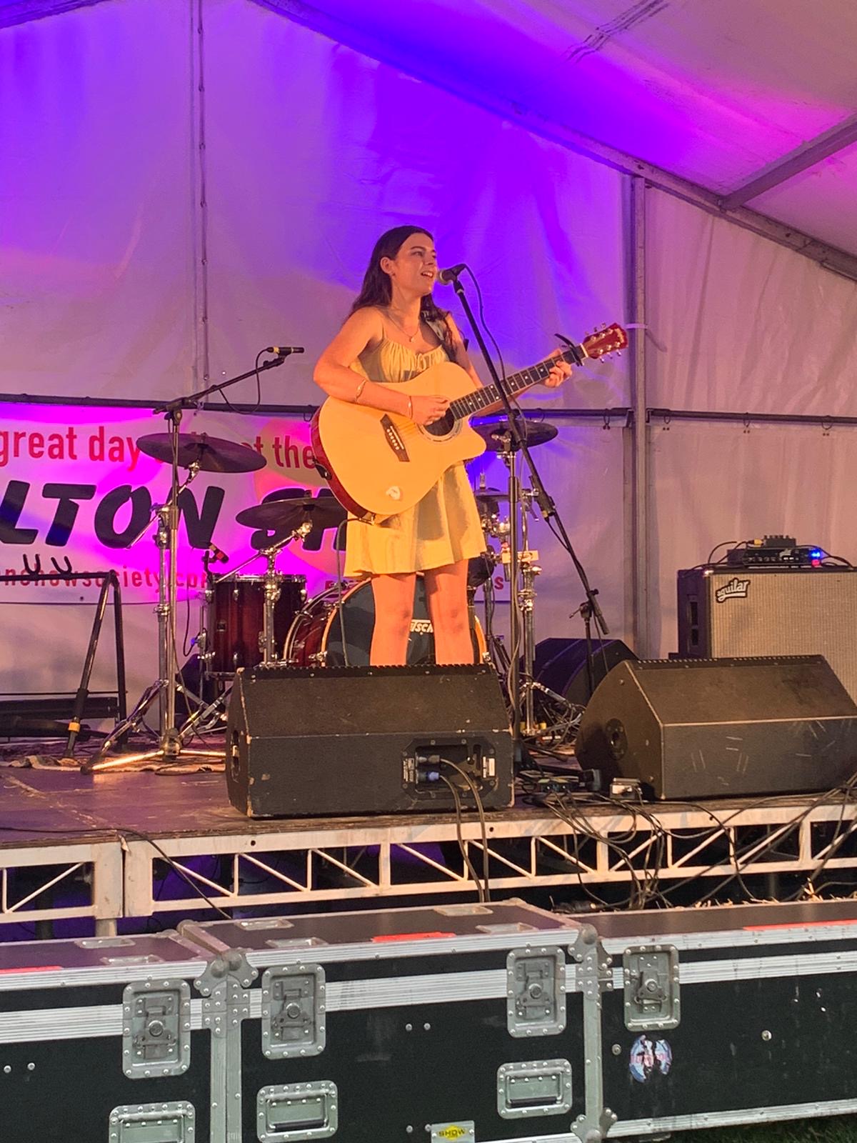 Book Chloe Hamilton - Acoustic Musician, Ulladulla