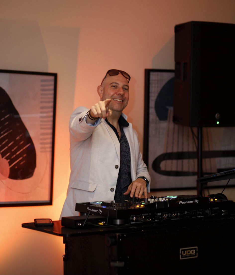 Book Dj Steve De - DJ, Concord