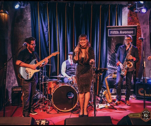 Book Fifth Avenue - Cover Band, Brisbane
